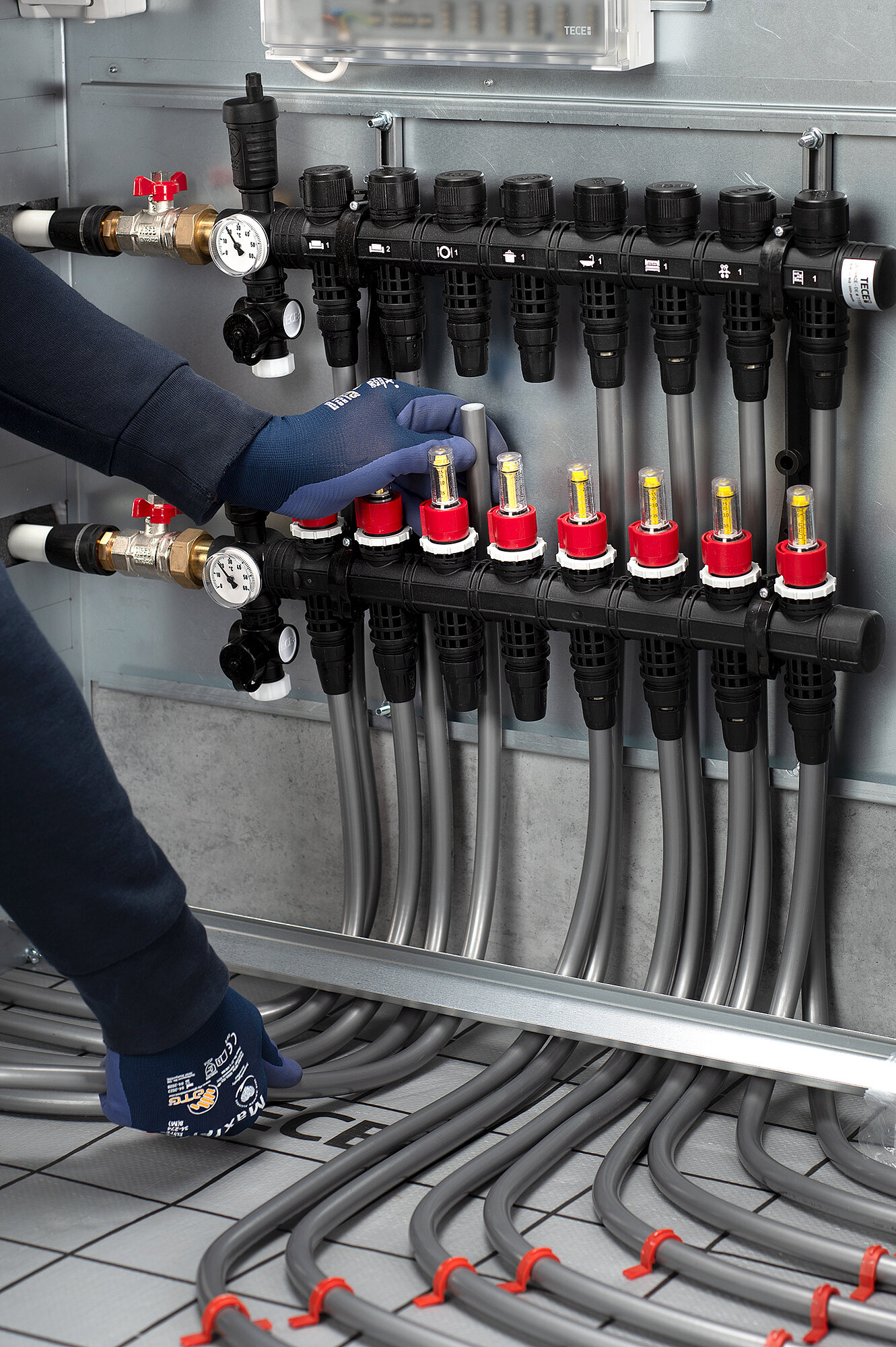 SHK-Journal: TECEfloor Komfort Heizkreisverteiler: Einfach stecken. Sicher verbinden.